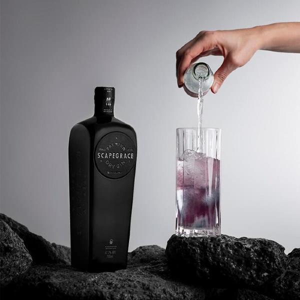 Black is back! Scapegrace Black Gin, naturalmente nero - ilGin.it